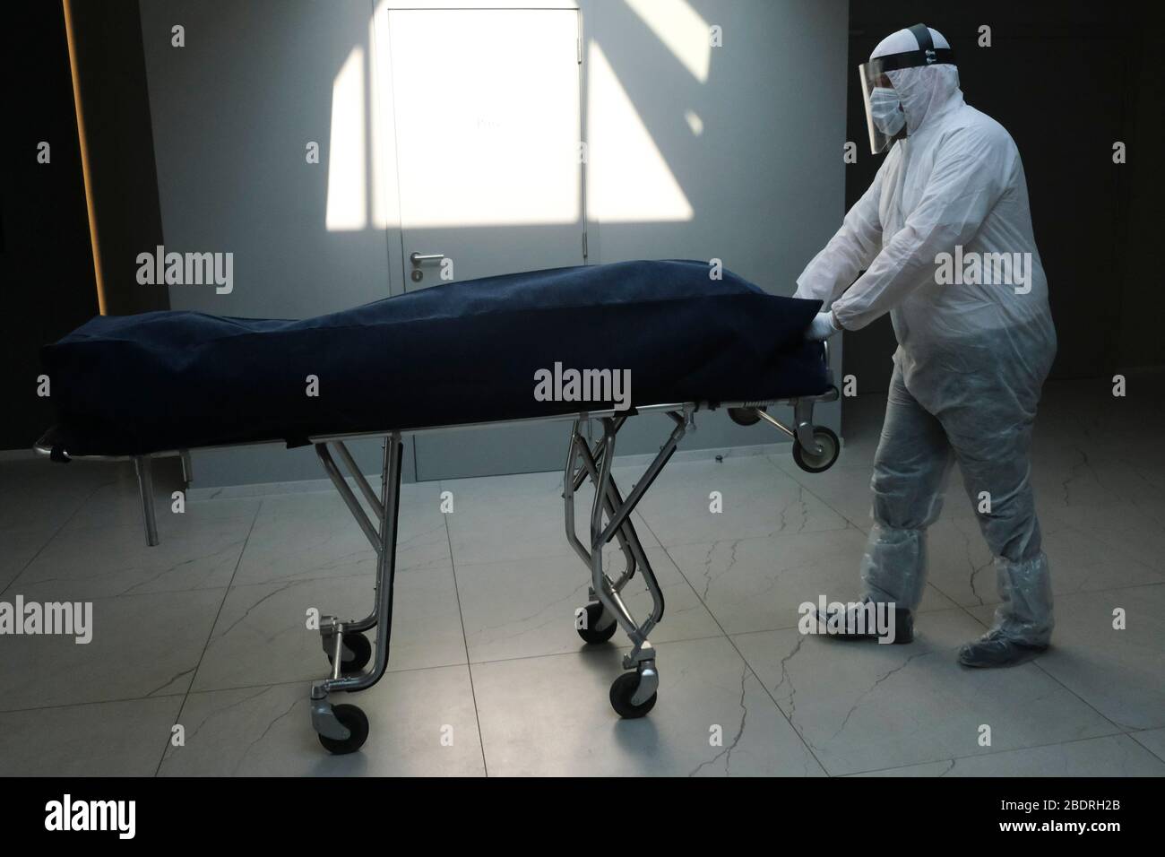 Gilly, Belgium. 09th Apr, 2020. Mortuary workers of the 'Pompes ...