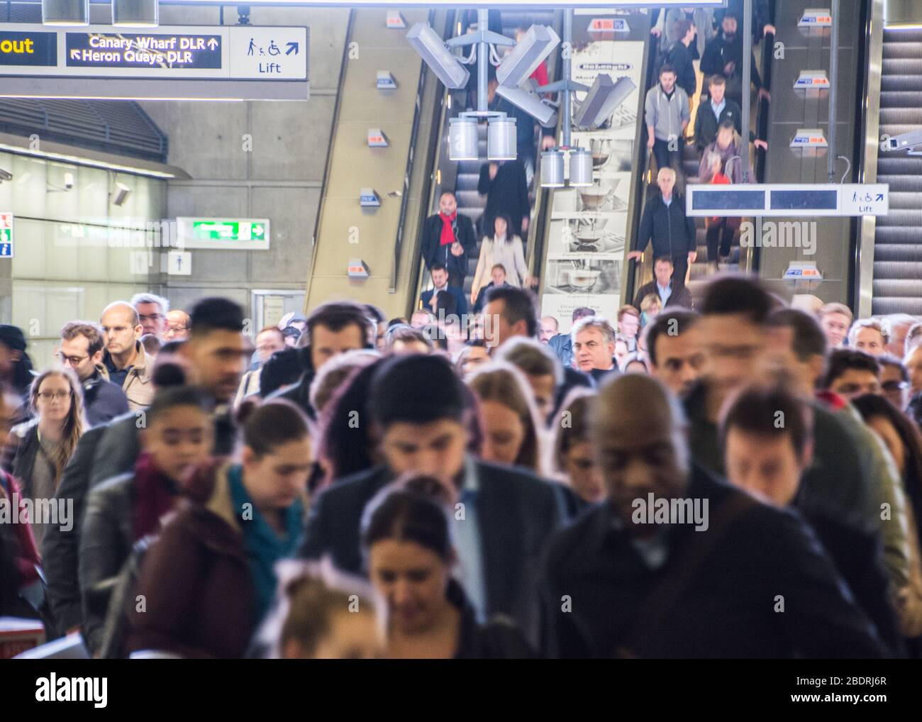 Busy crowds of Canary Wharf office workers in Underground Station ...