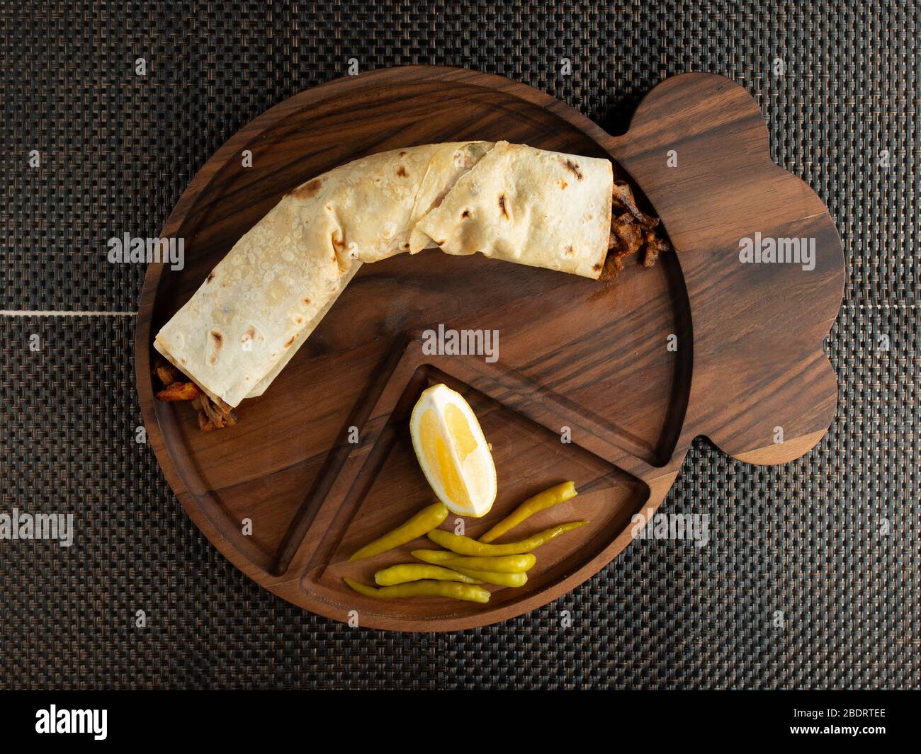 flatbread beef doner served with lemon slice and pickled peppers Stock ...