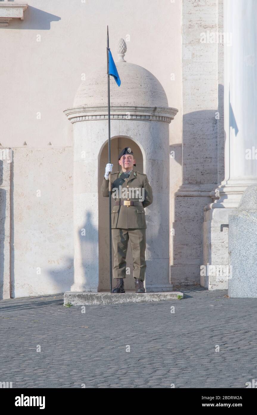Sentry at the Quirinal Palace in Rome Italy Stock Photo - Alamy