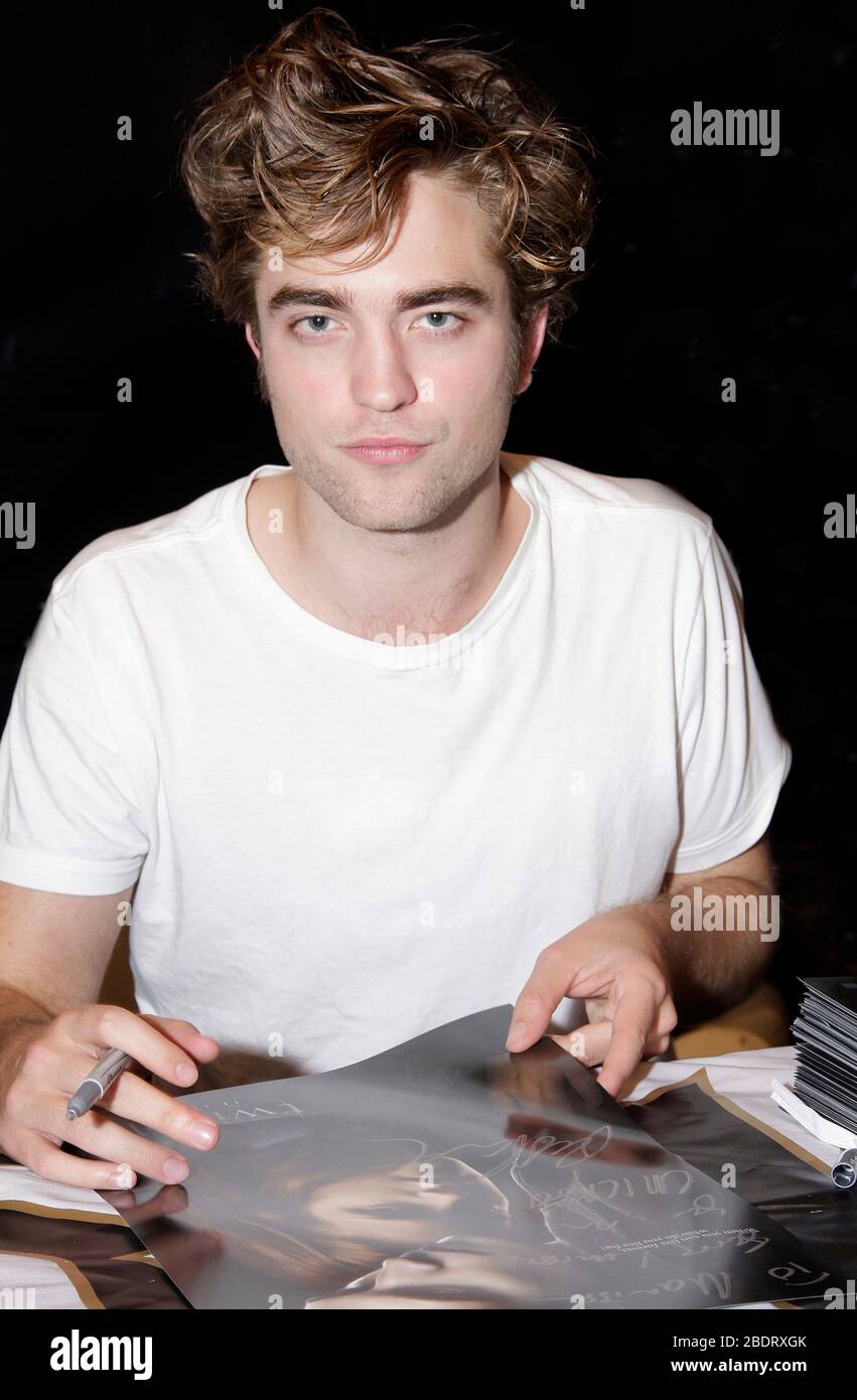 Robert Pattinson pictured at a "Twilight" signing at Hot Topic at the ...