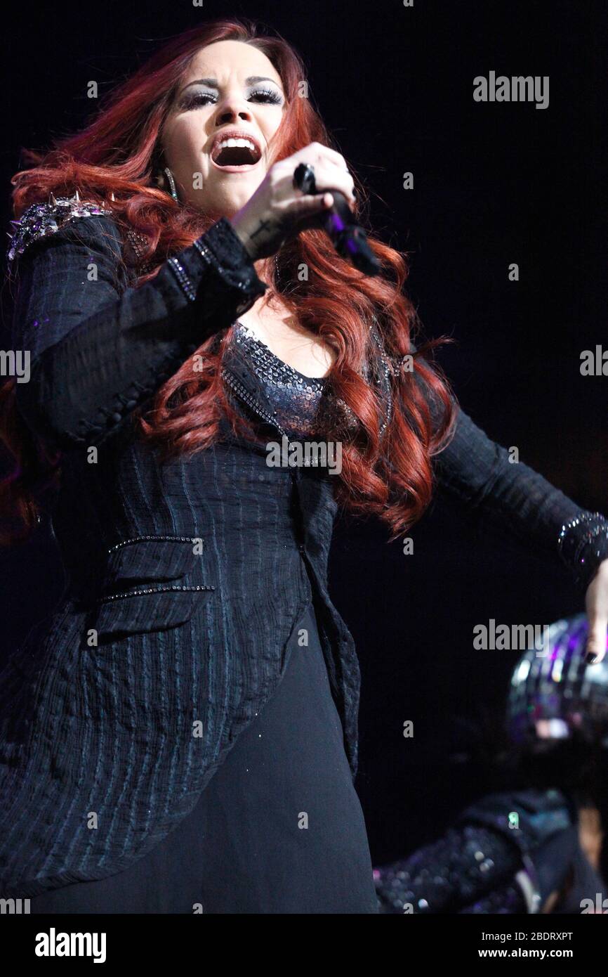 Demi lovato performing hi-res stock photography and images - Alamy
