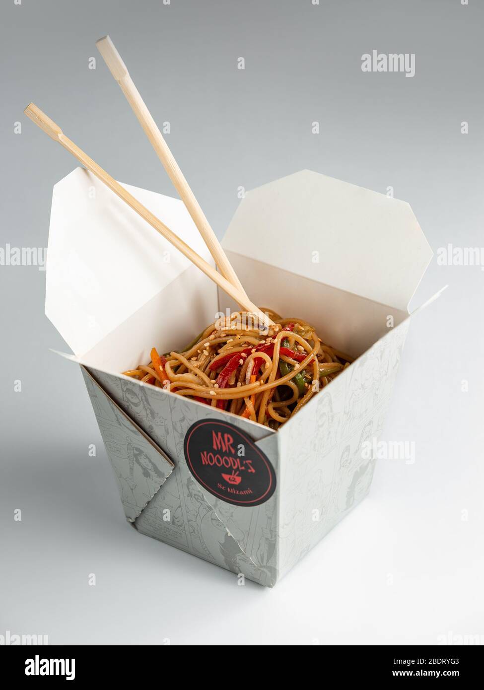 vegetable noodles with bell peppers and sesame in take away box Stock ...