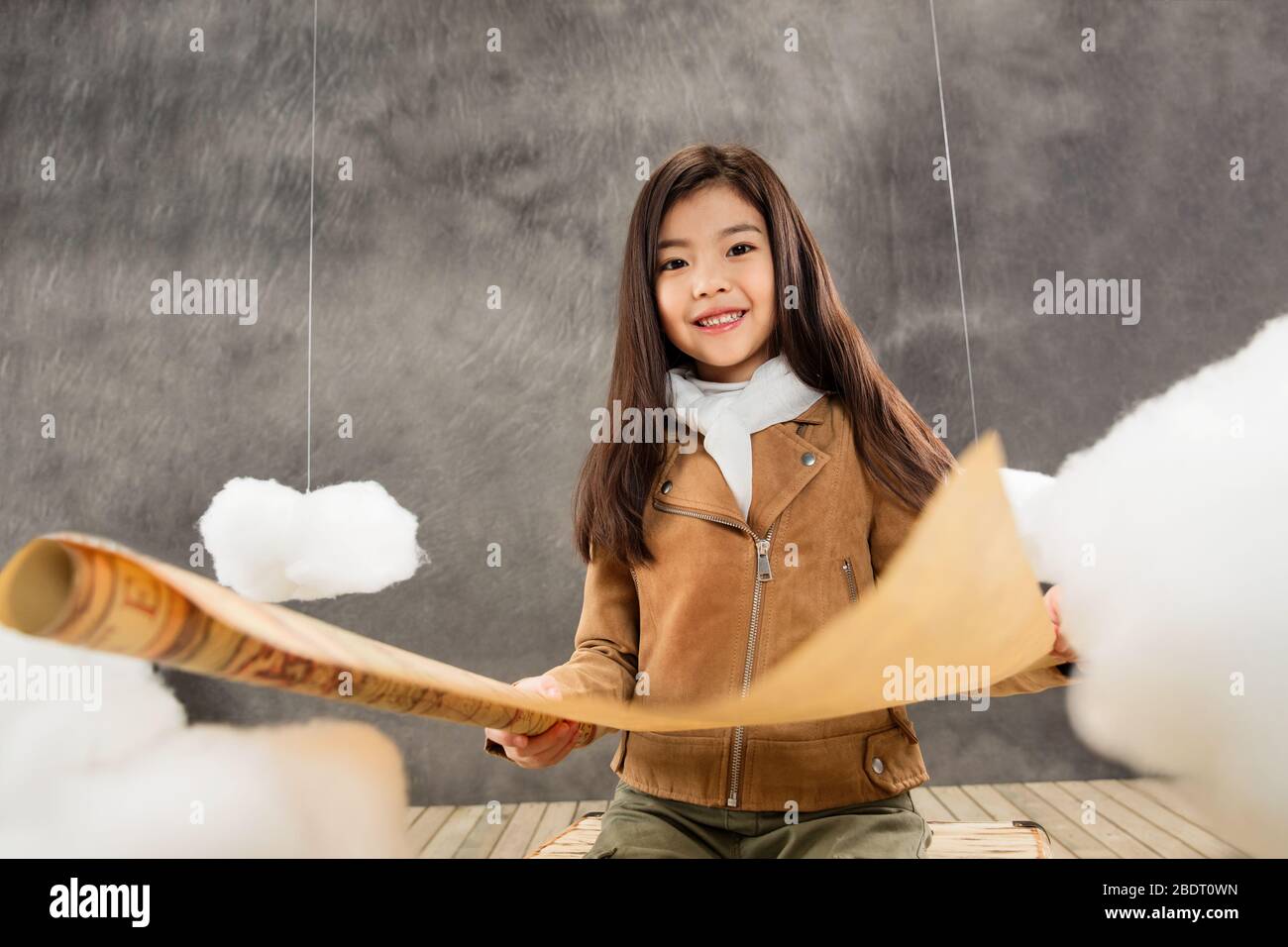 World map and camera person hi-res stock photography and images - Alamy