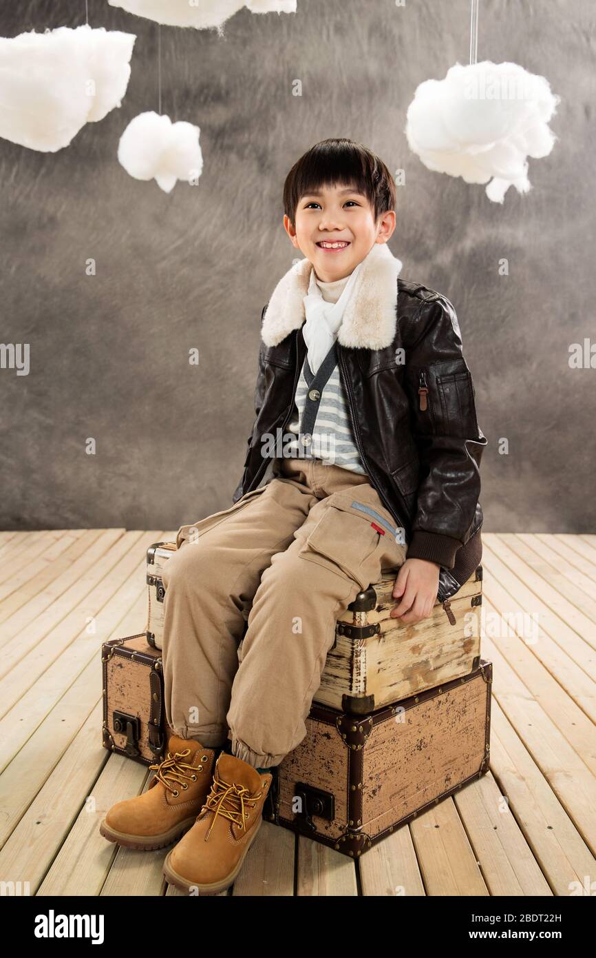 Boy sat down hi-res stock photography and images - Alamy