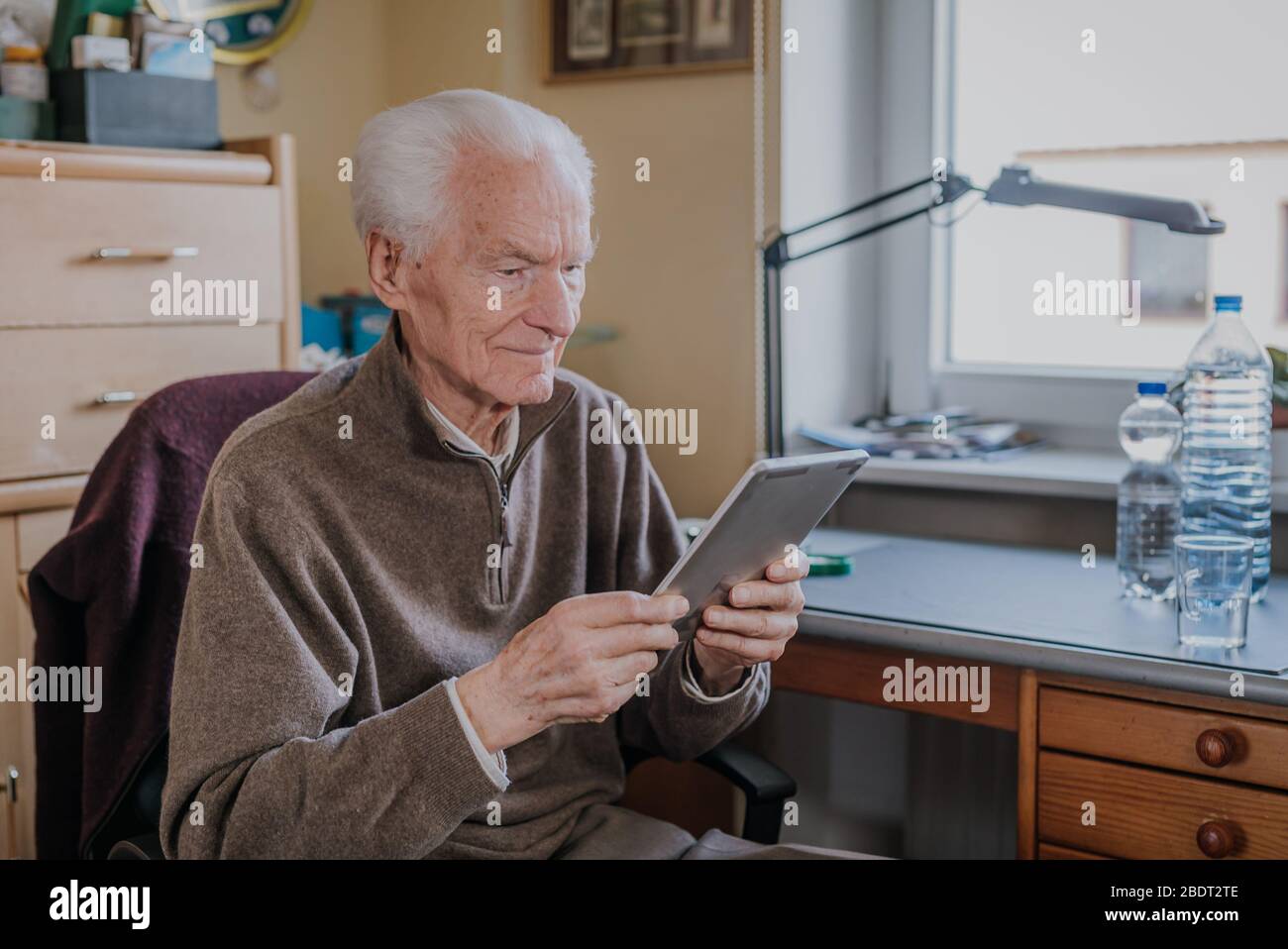 Old man digital device hi-res stock photography and images - Alamy