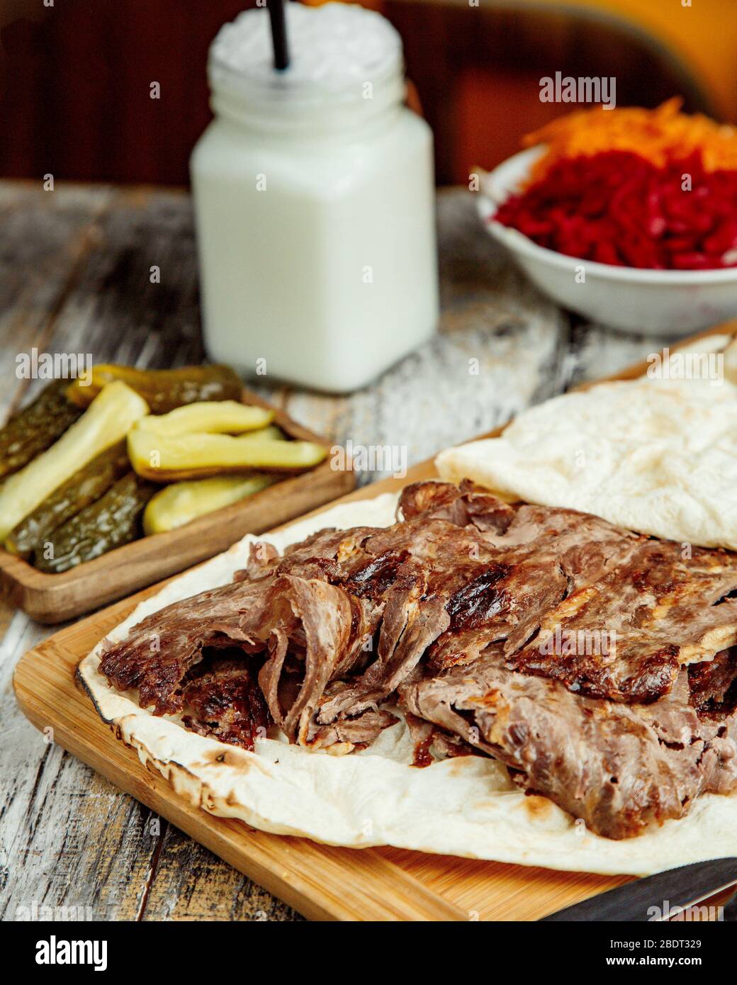 top view of beef doner slices placed between flatbread Stock Photo - Alamy