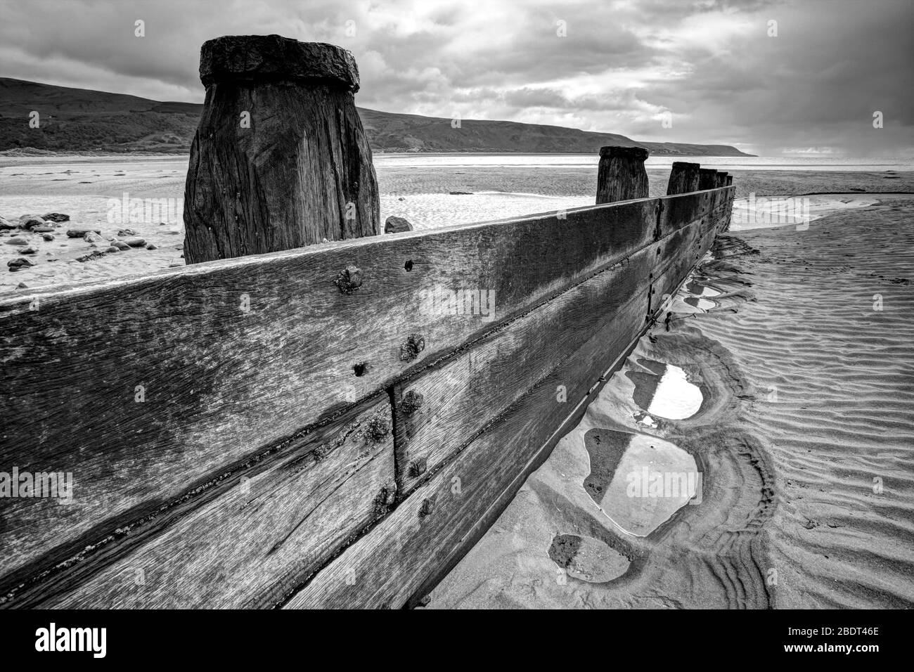 Wooden groynes on Barmouth seafront in Snowdonia national park Stock ...