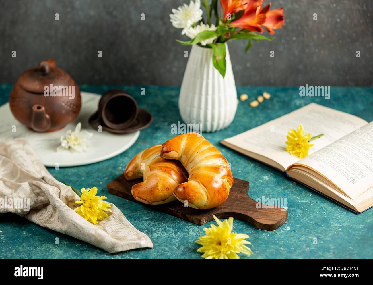 Croissant shape hi-res stock photography and images - Alamy