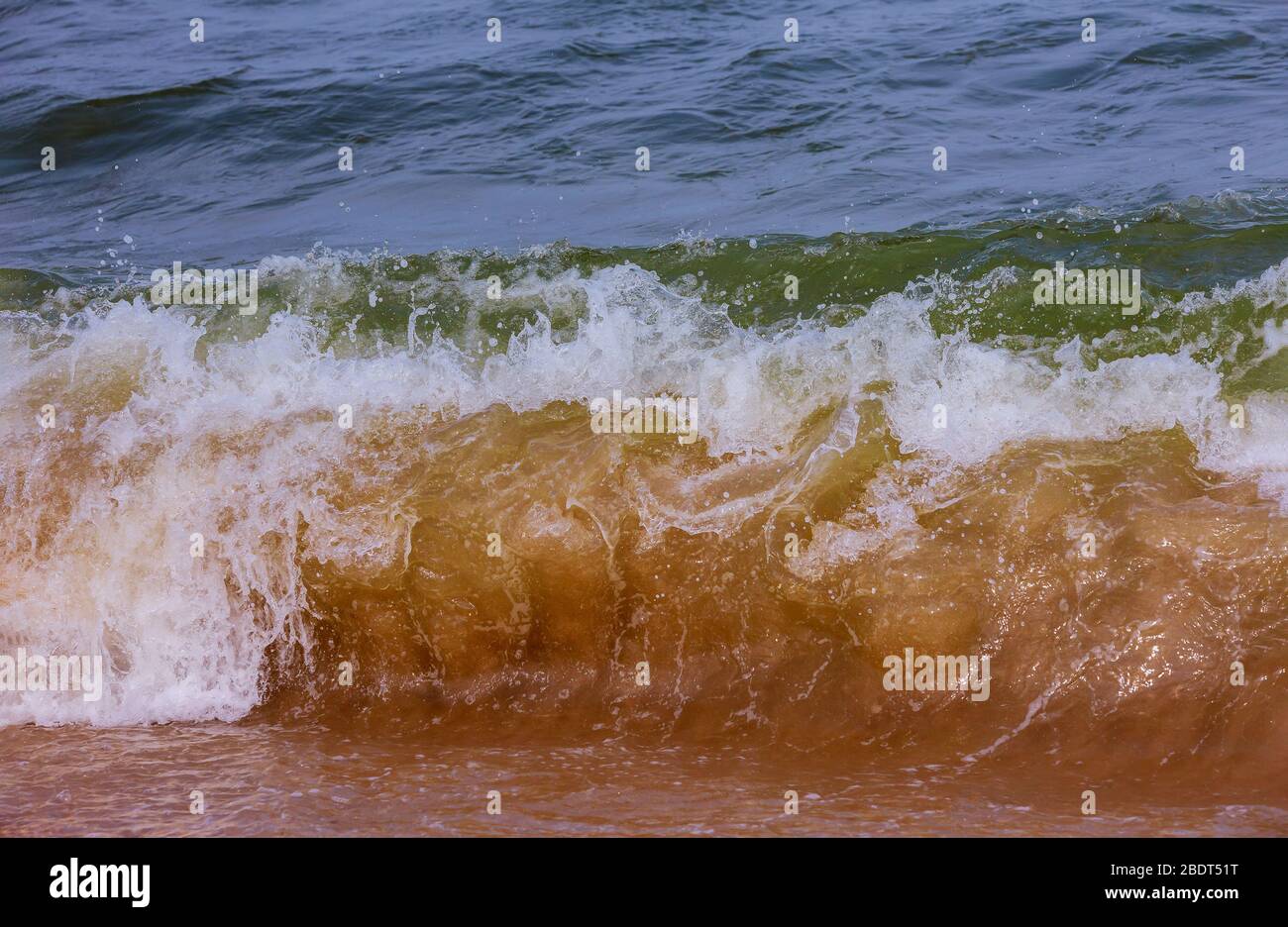Breaking waves underwater hi-res stock photography and images - Alamy