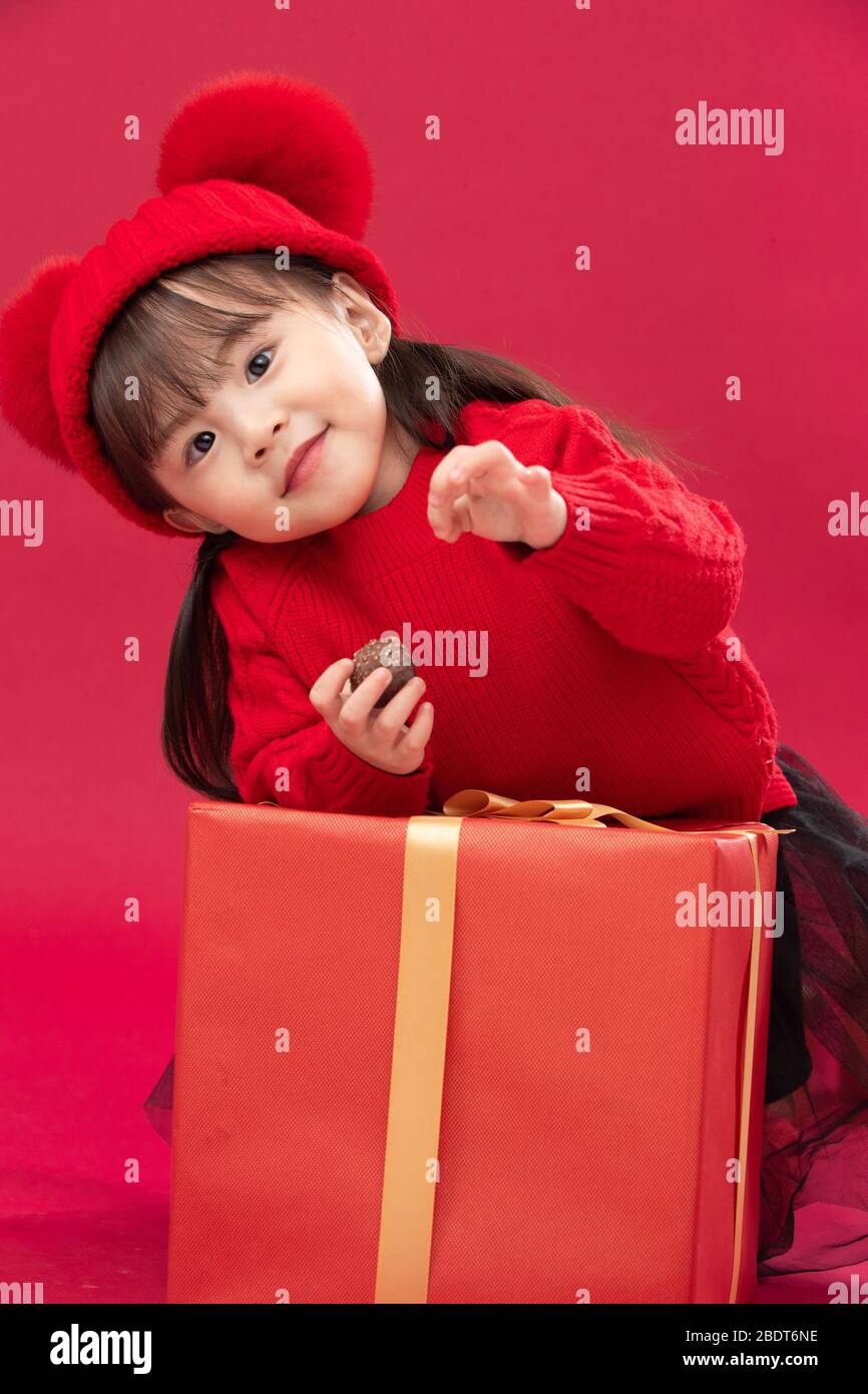 Happy little girl on the gift packing box Stock Photo - Alamy