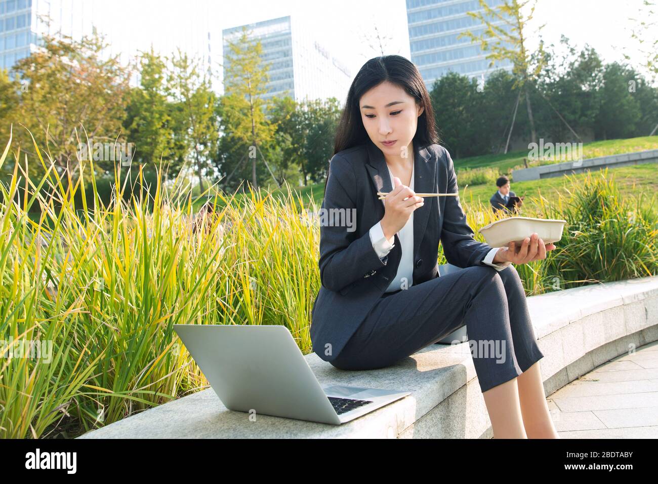 Two women eat lunch outside hi-res stock photography and images - Alamy