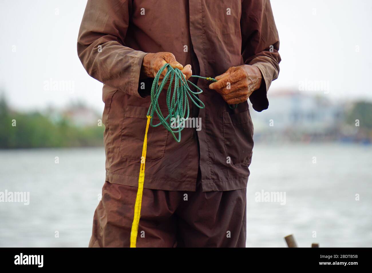 vietnamese fisherman on small boat fishing with fishnet Stock Photo - Alamy
