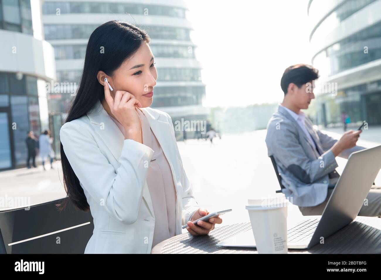 Business people in outdoor hi-res stock photography and images - Alamy