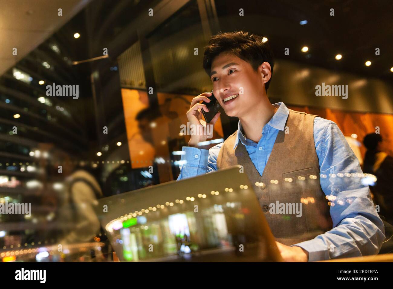 Business men to use the computer Stock Photo - Alamy