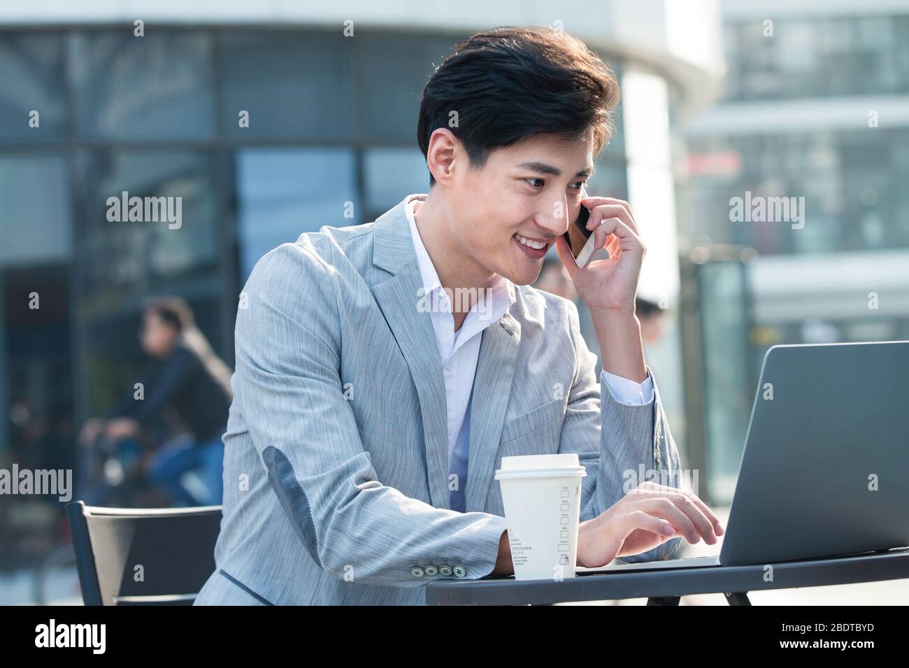 Business man to work outdoors Stock Photo - Alamy