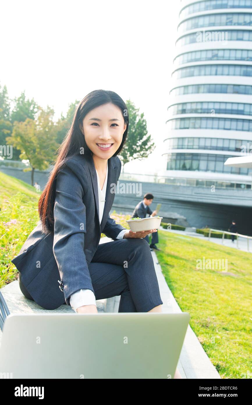 Two women eat lunch outside hi-res stock photography and images - Alamy