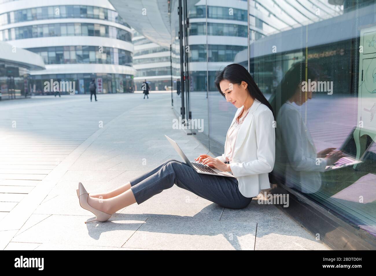 Asian businesswoman on ground hi-res stock photography and images - Alamy