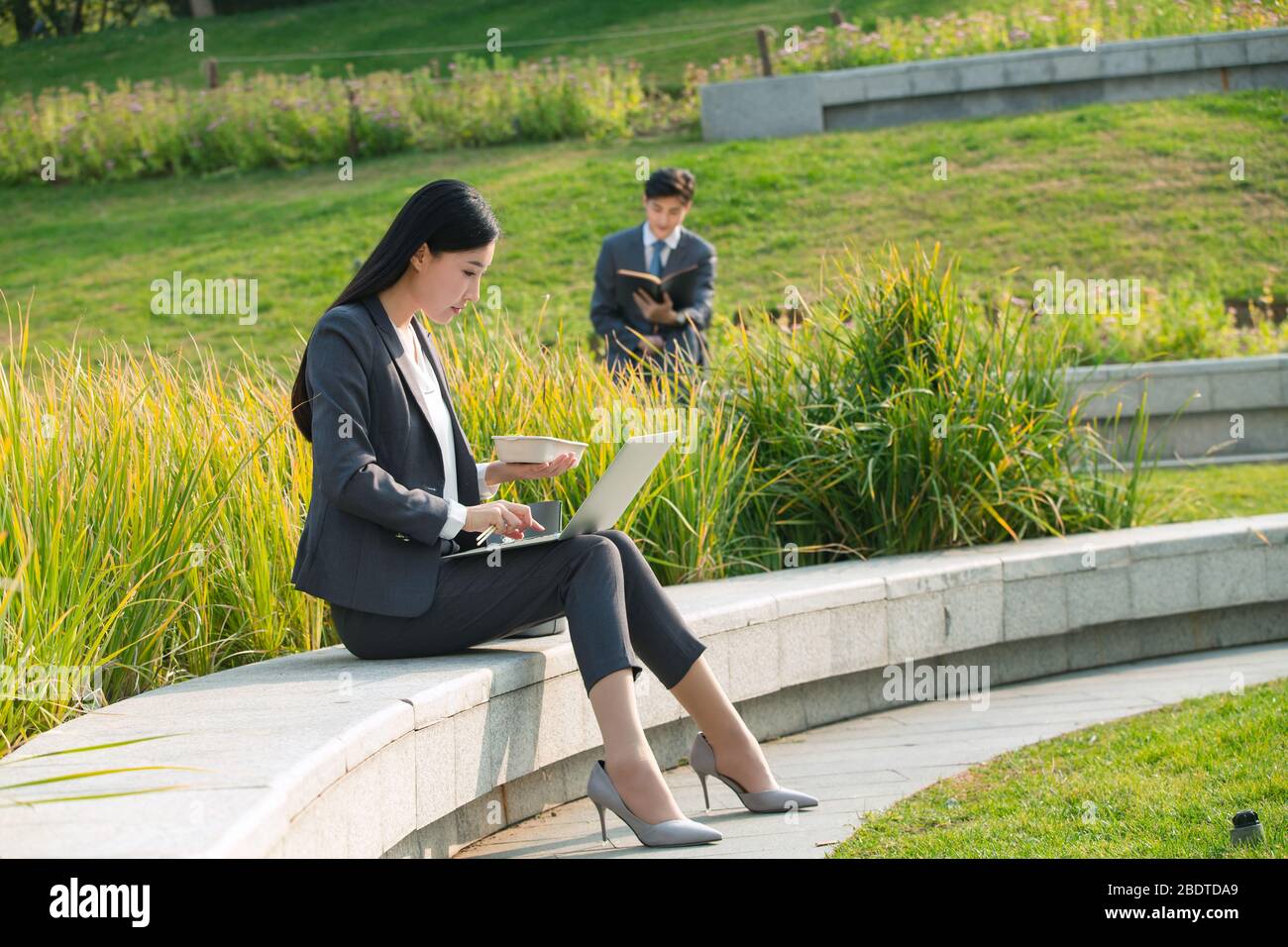 Two women eat lunch outside hi-res stock photography and images - Alamy
