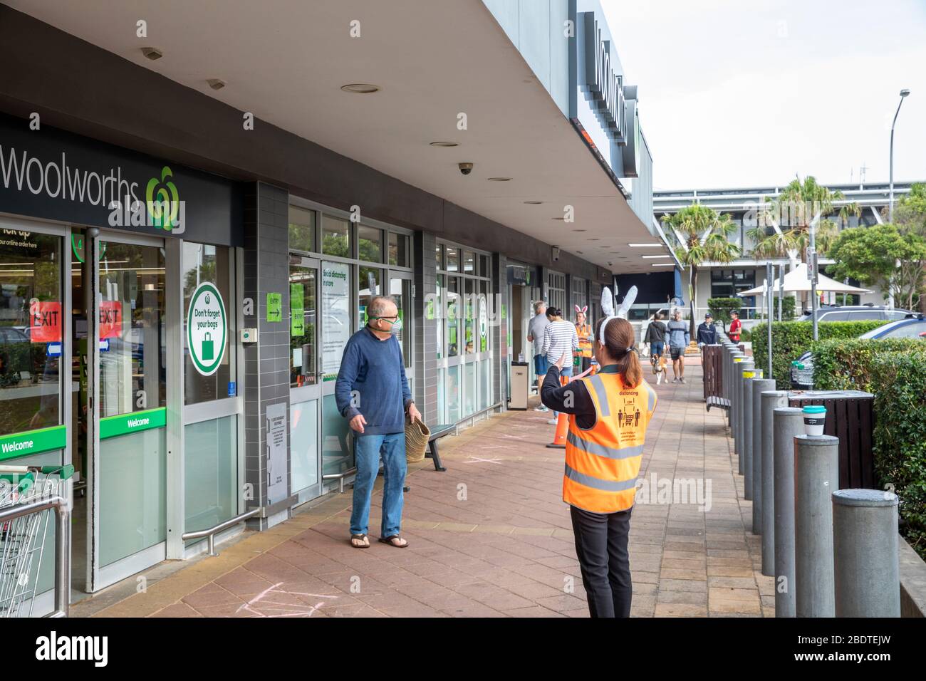 Woolworths supermarket during COVID-19 staff direct customers to use ...