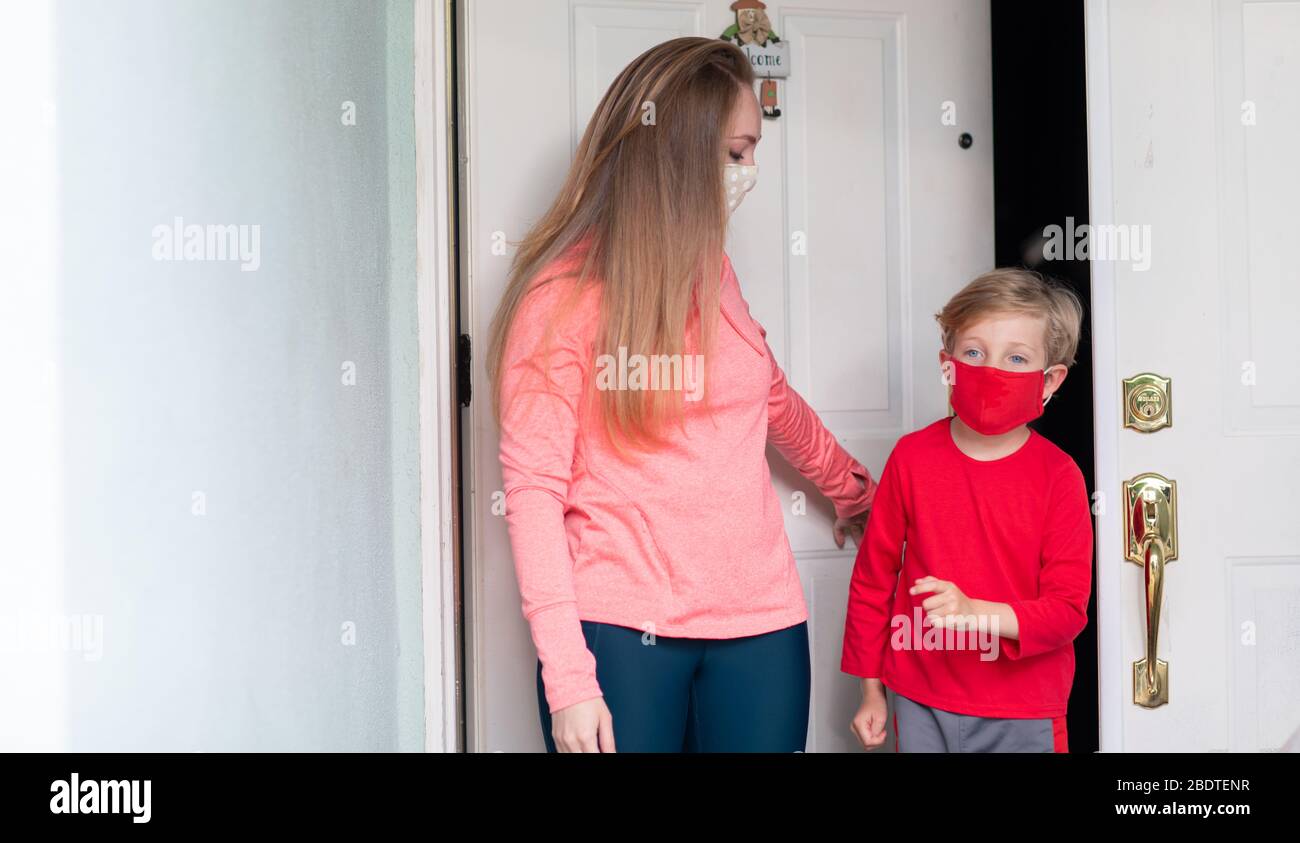 Family leaving house hi-res stock photography and images - Alamy