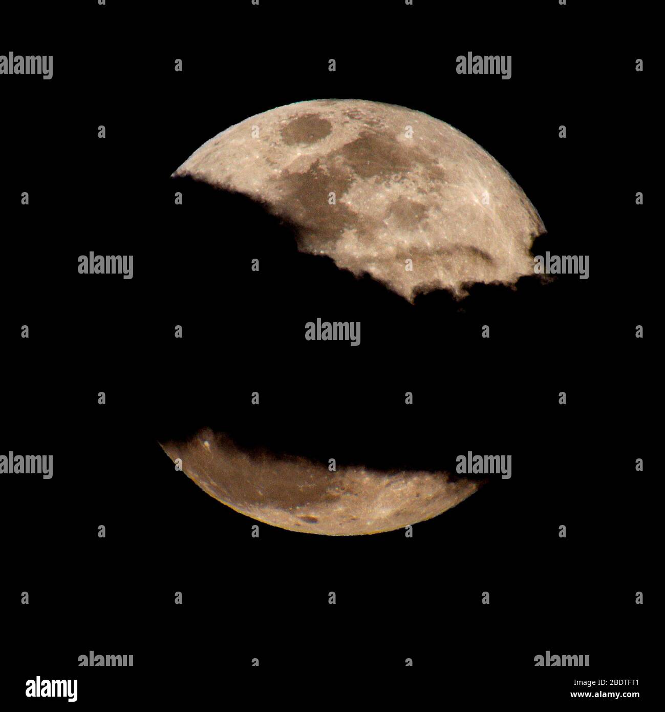 Supermoon rise hi-res stock photography and images - Alamy