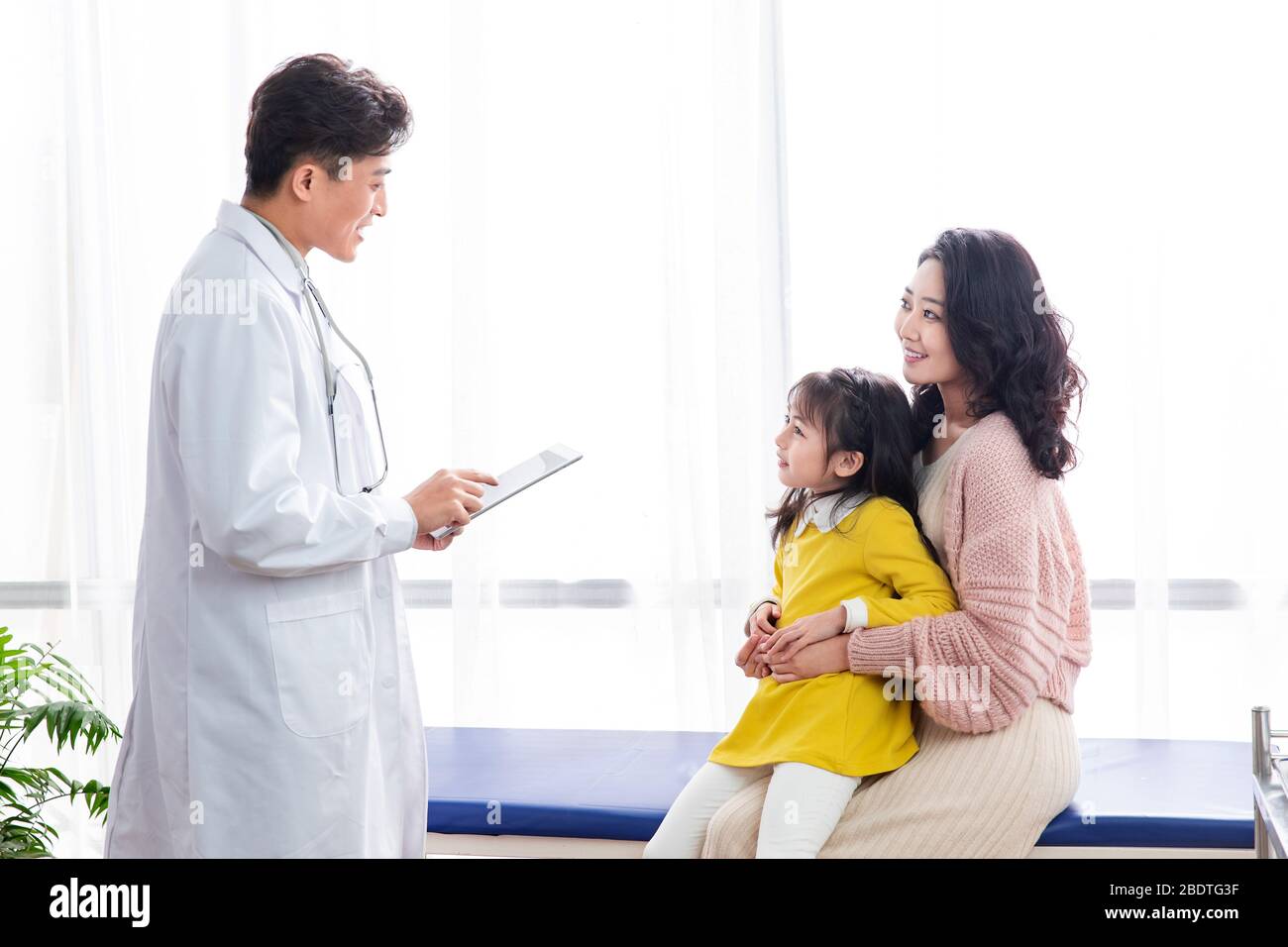 Young mothers with children see a doctor Stock Photo - Alamy