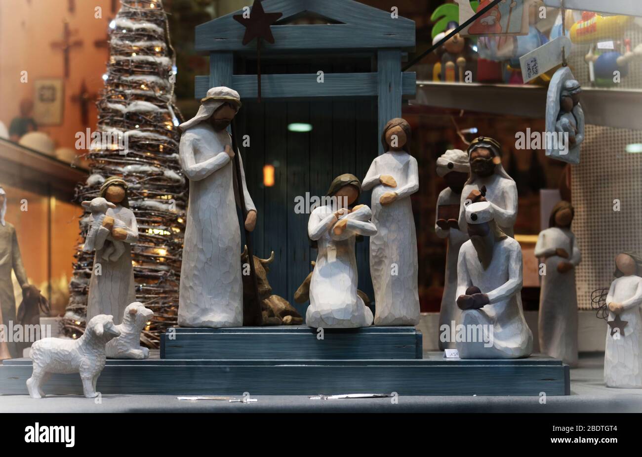 Nativity scene in store window hi-res stock photography and images - Alamy