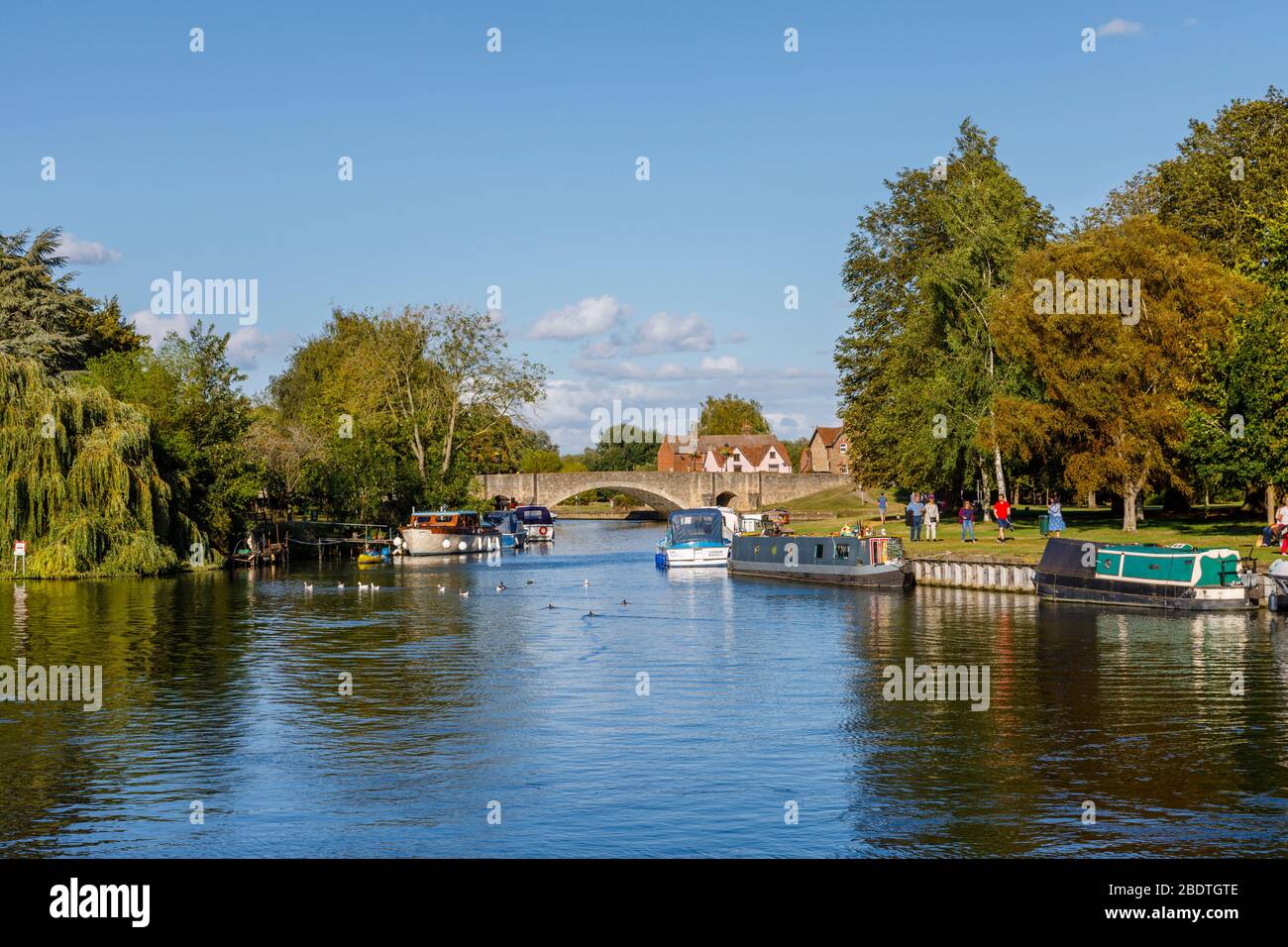 View of moored boats and the arches of Abingdon Bridge over the River ...