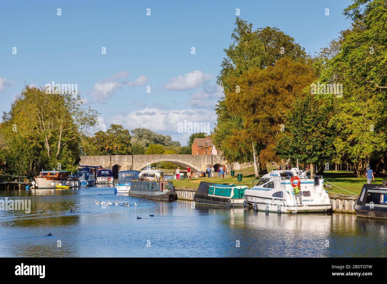 View of moored boats and the arches of Abingdon Bridge over the River ...