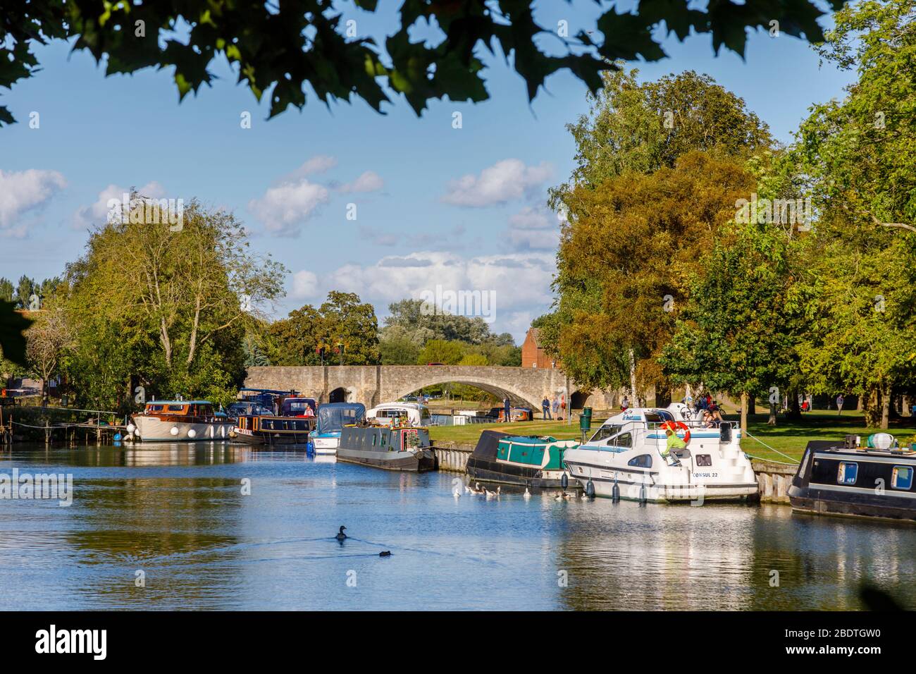 View of moored boats and the arches of Abingdon Bridge over the River ...
