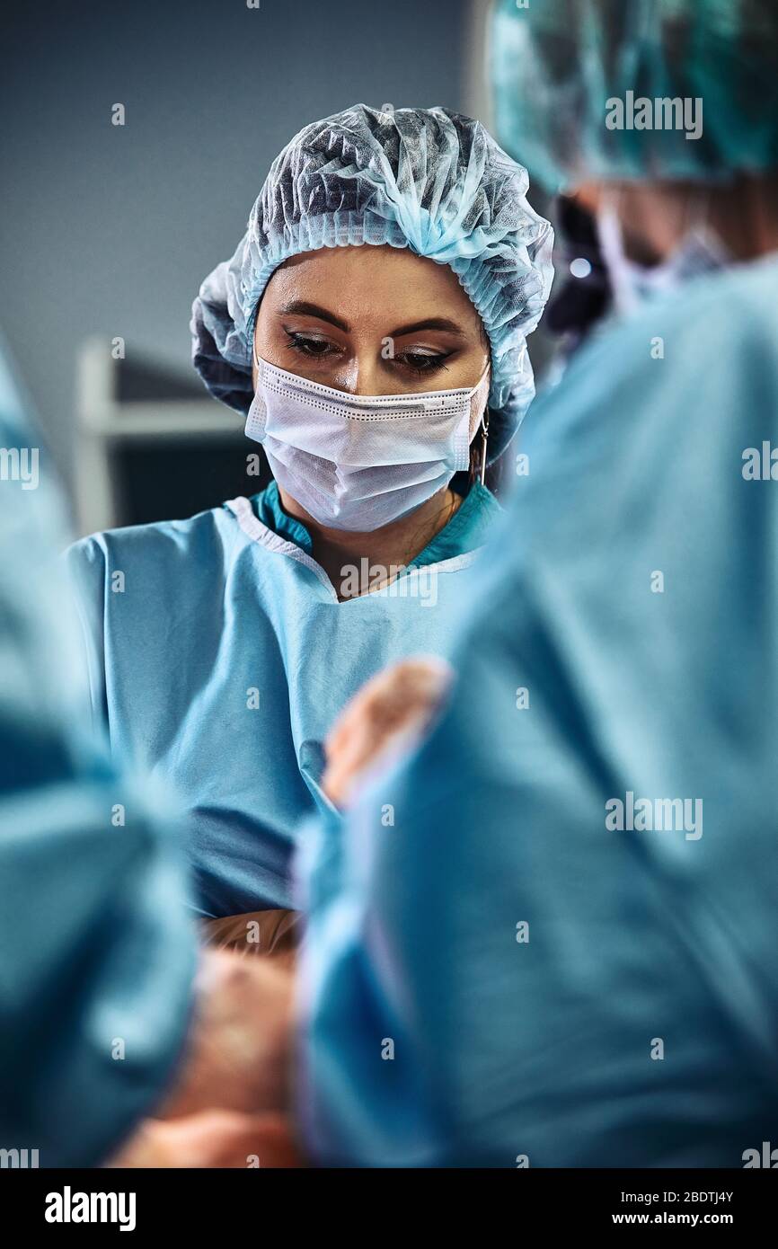 Medical team works in surgery hi-res stock photography and images - Alamy