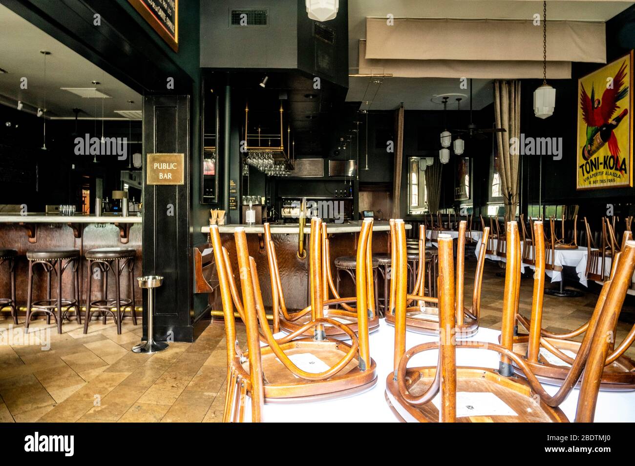 Closed restaurant hi-res stock photography and images - Alamy