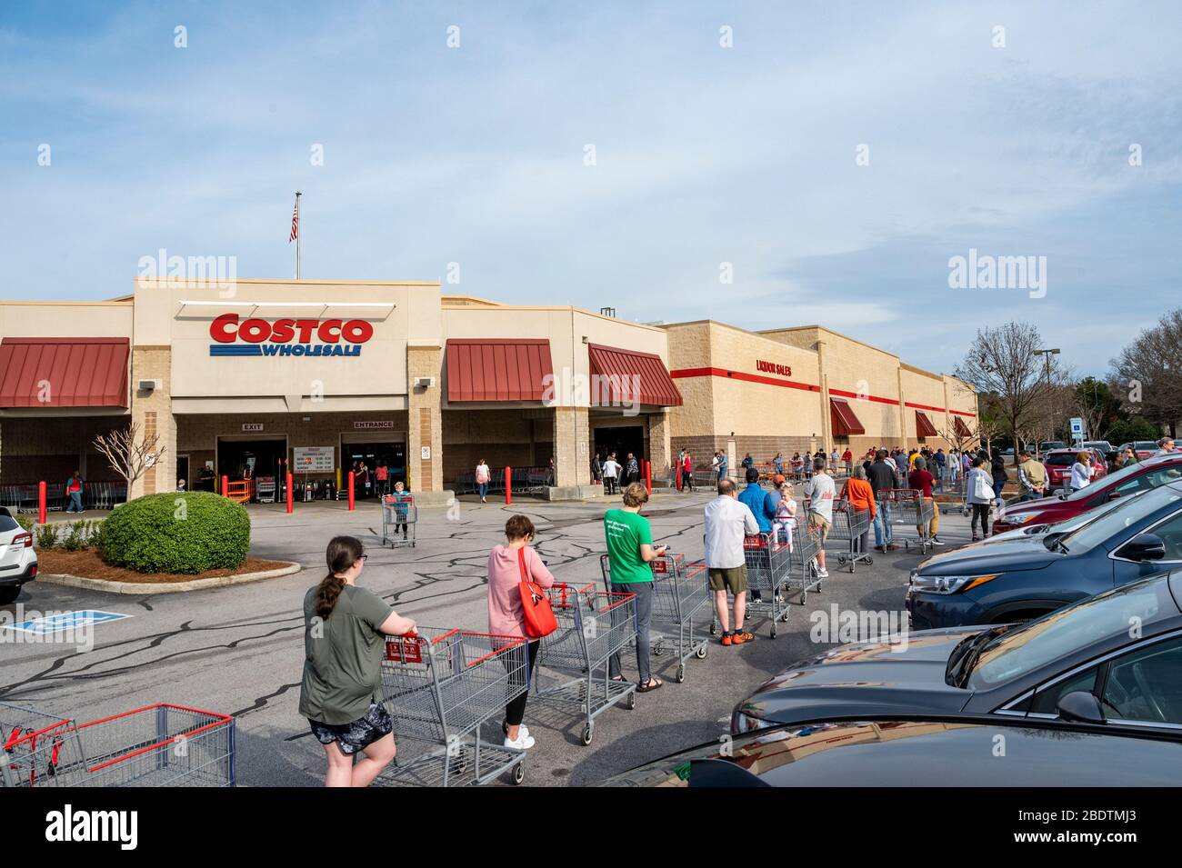 Shoppers waiting in line hi-res stock photography and images - Alamy
