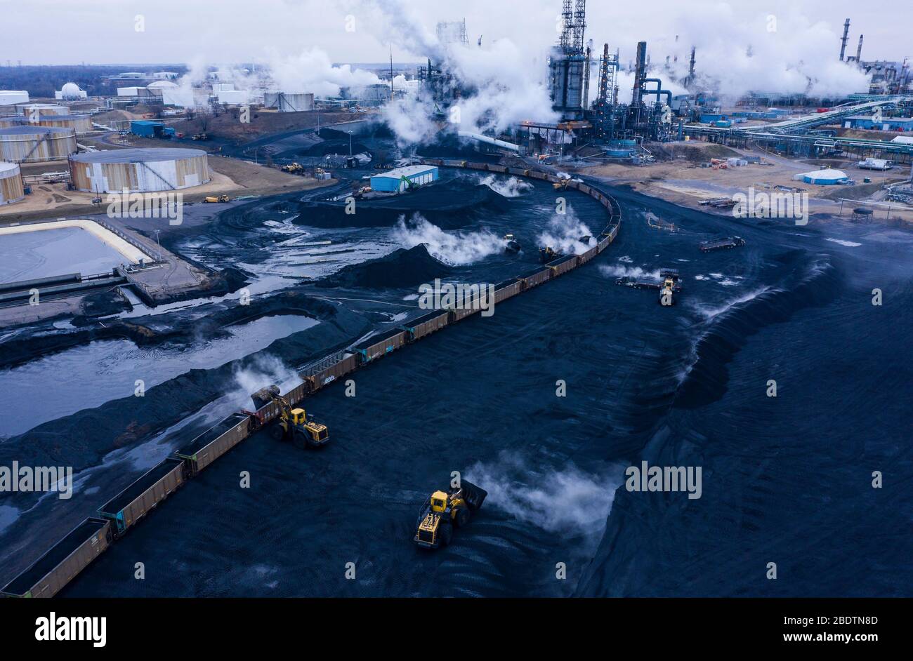 Ore refinery hi-res stock photography and images - Alamy