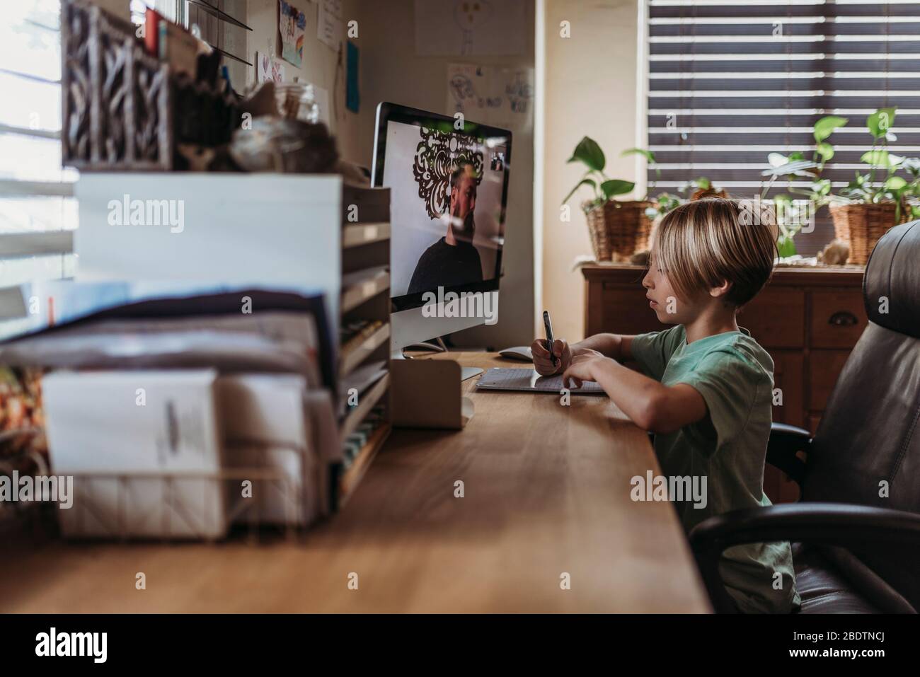 Computer chat student hi-res stock photography and images - Alamy