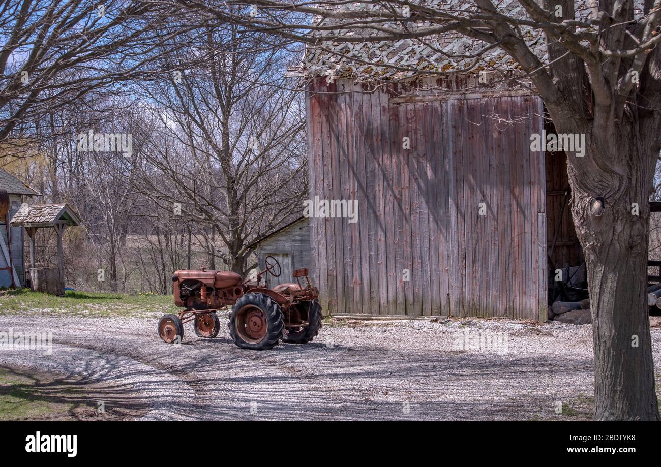 Vintage tractor in barn hi-res stock photography and images - Alamy
