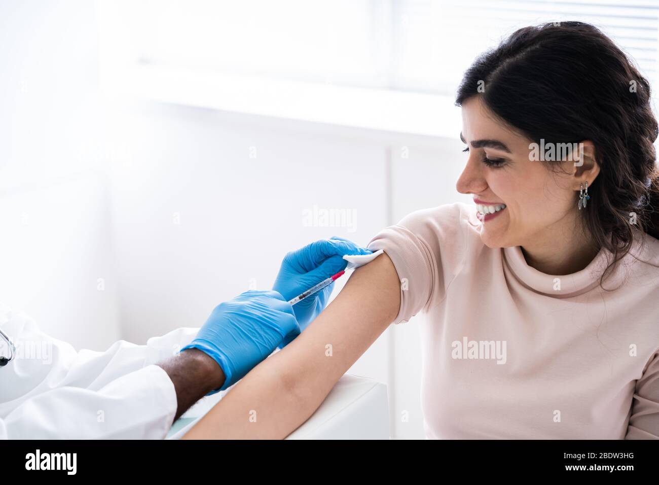 African nurse injecting patient hi-res stock photography and images - Alamy