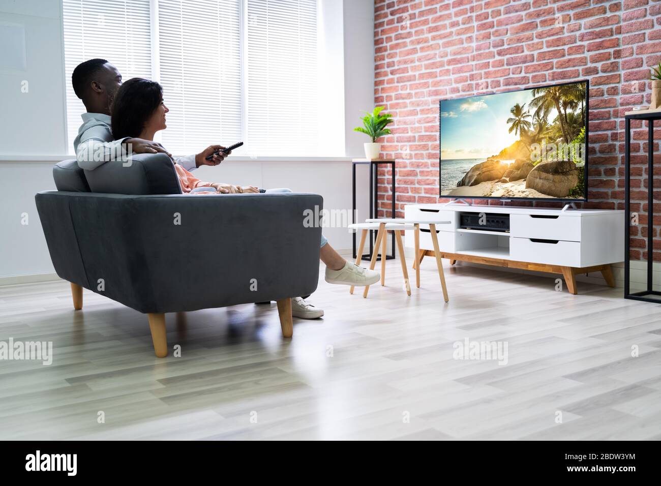 Family watching tv rear view hi-res stock photography and images - Alamy