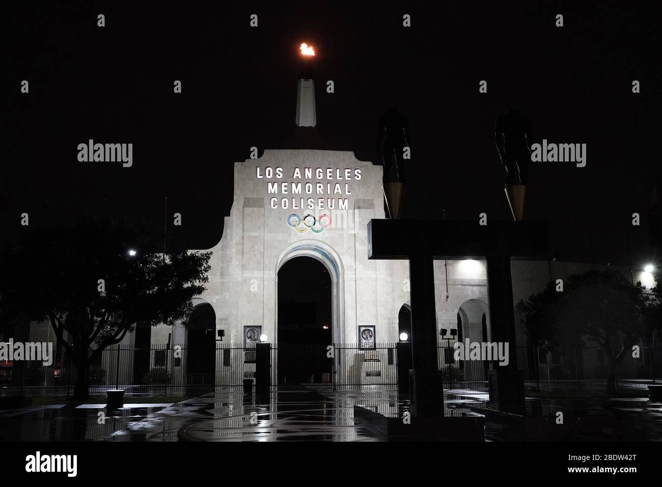 Los Angeles, United States. 09th Apr, 2020. The flame in the Olympic ...