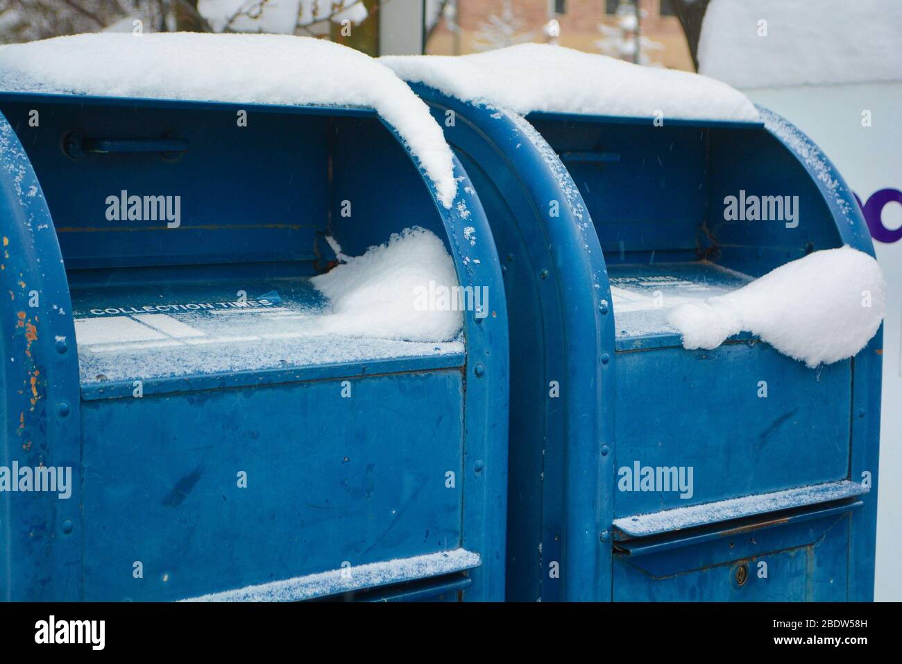 Covered mailboxes hi-res stock photography and images - Alamy