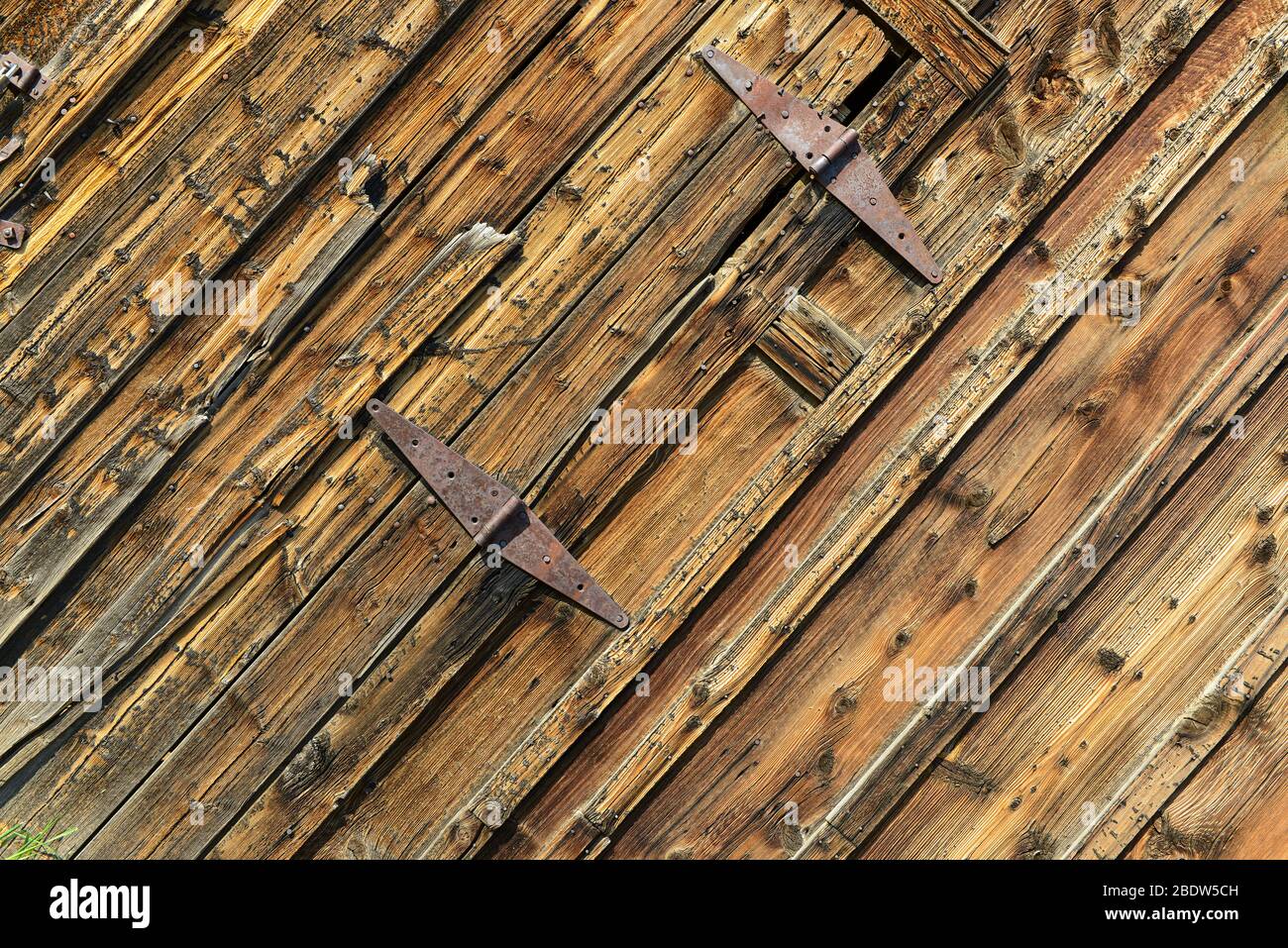 Diagonal view of rusty hinges on a woodgrain background Stock Photo - Alamy