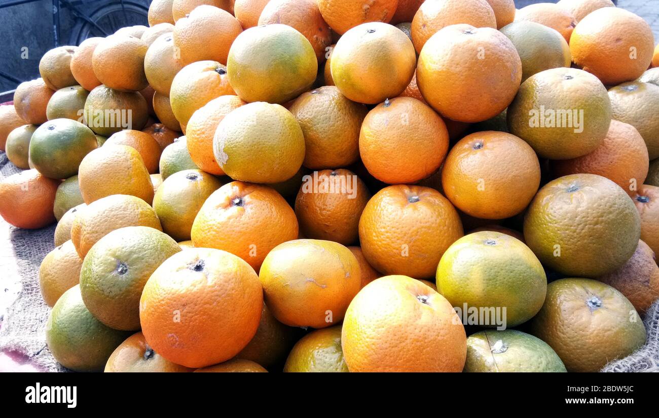Fresh orange fruit pile on stall in supermarket Stock Photo - Alamy