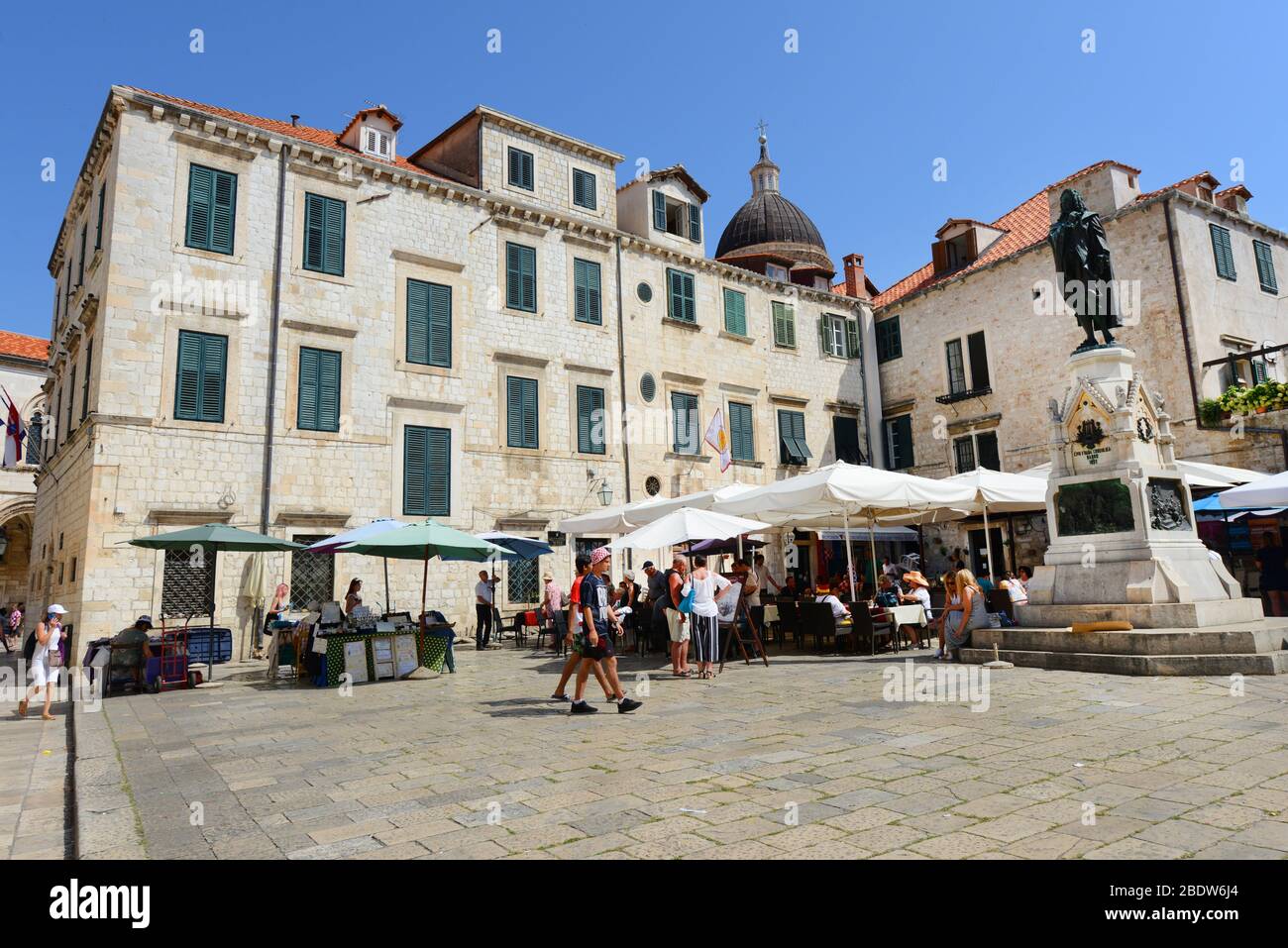 The town market in Gundulic Square in the old town of Dubrovnik ...