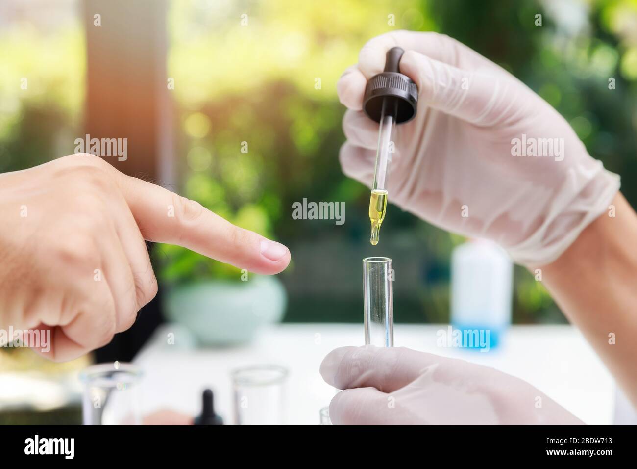 Oil and water in glass beaker hi-res stock photography and images - Alamy