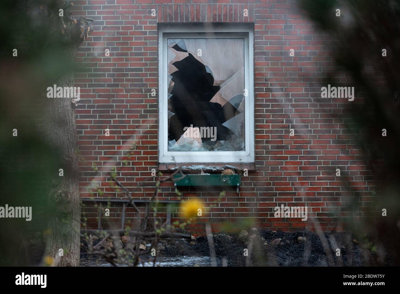 Eddelak, Germany. 10th Apr, 2020. A destroyed window of the building ...