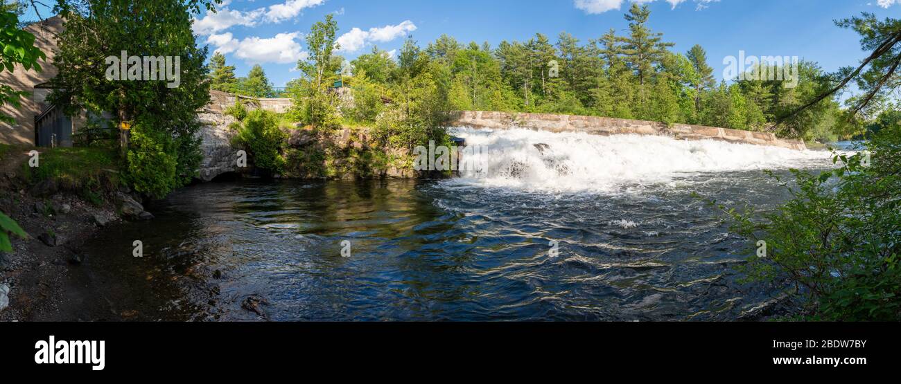 Canadian Cottage country Scene in summer Stock Photo - Alamy