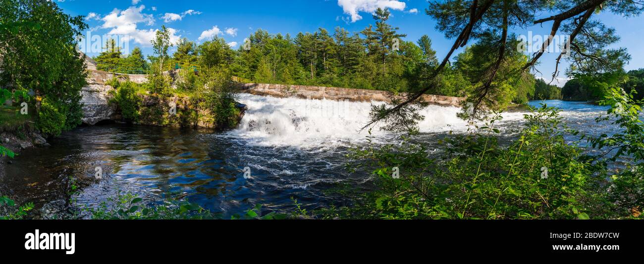 Canadian Cottage country Scene in summer Stock Photo - Alamy