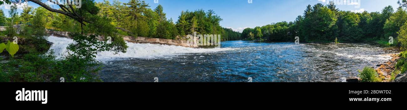 Canadian Cottage country Scene in summer Stock Photo - Alamy