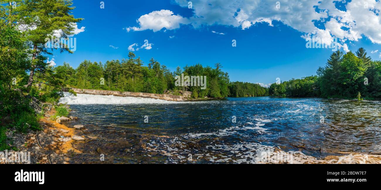 Canadian Cottage country Scene in summer Stock Photo - Alamy